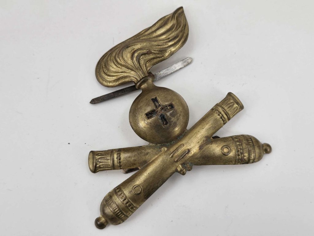 WWII Italian Army Medium Artillery Pith Helmet Badge - Trade In Military