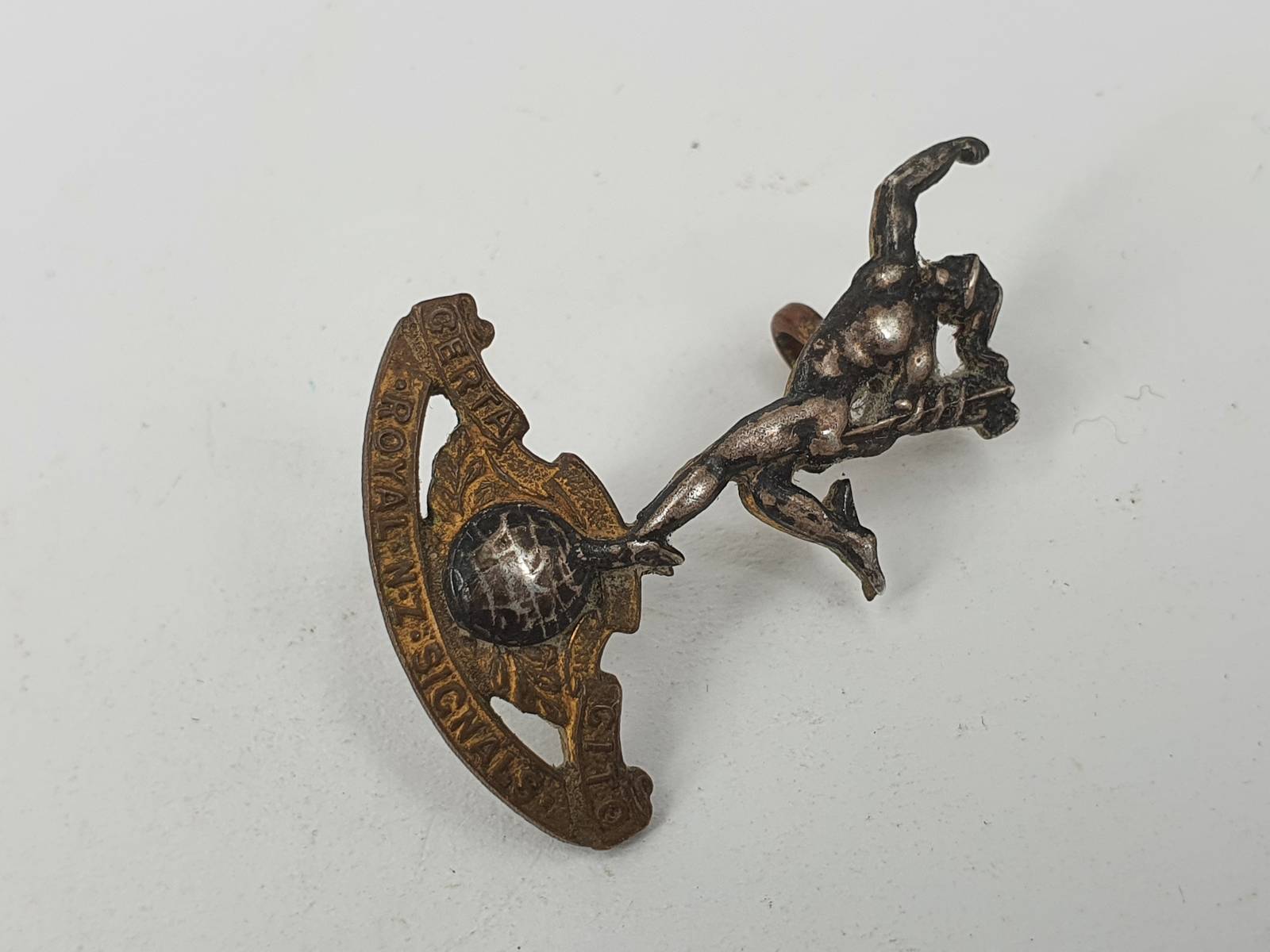 Royal New Zealand Signals Cap/Collar Badge - Trade In Military