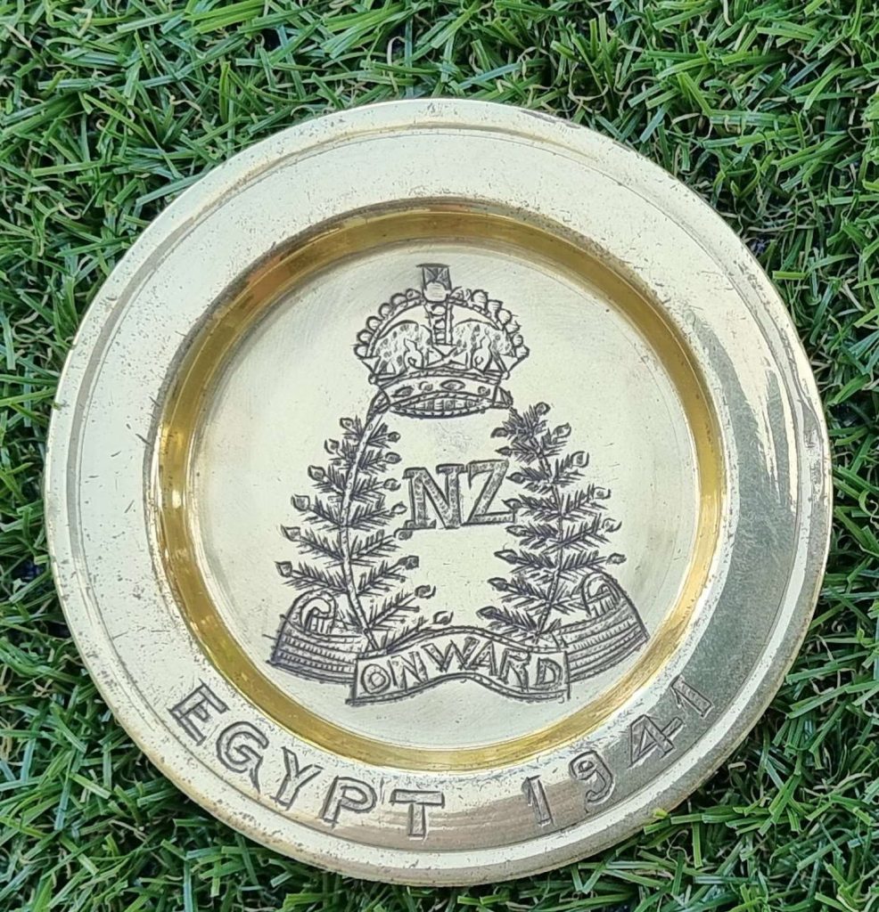 WWII New Zealand Onward Souvenir Brass Plate Dated 1941 - Trade In Military